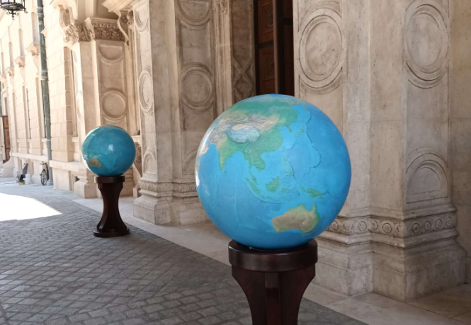 Custom Large World Globes: Personalize Yours for a Unique Masterpiece